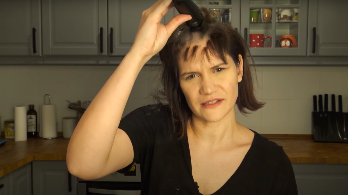 Pottyondy Edina kopaszra borotválta a fejét | 24.hu