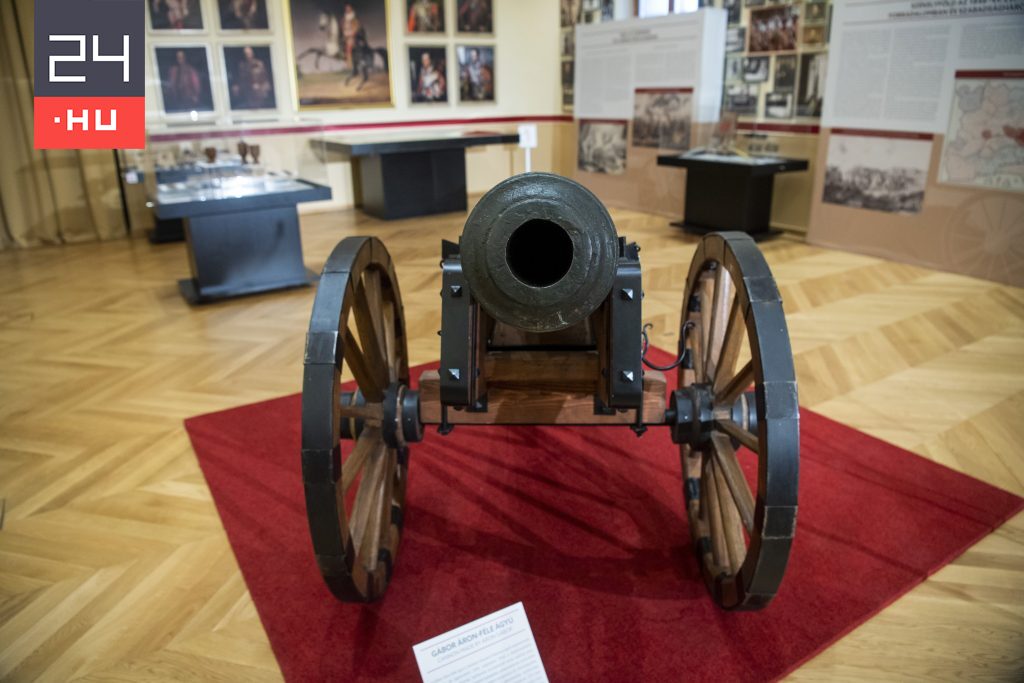 Gábor Áron egyetlen fennmaradt rézágyúja is látható a Főőrség ...