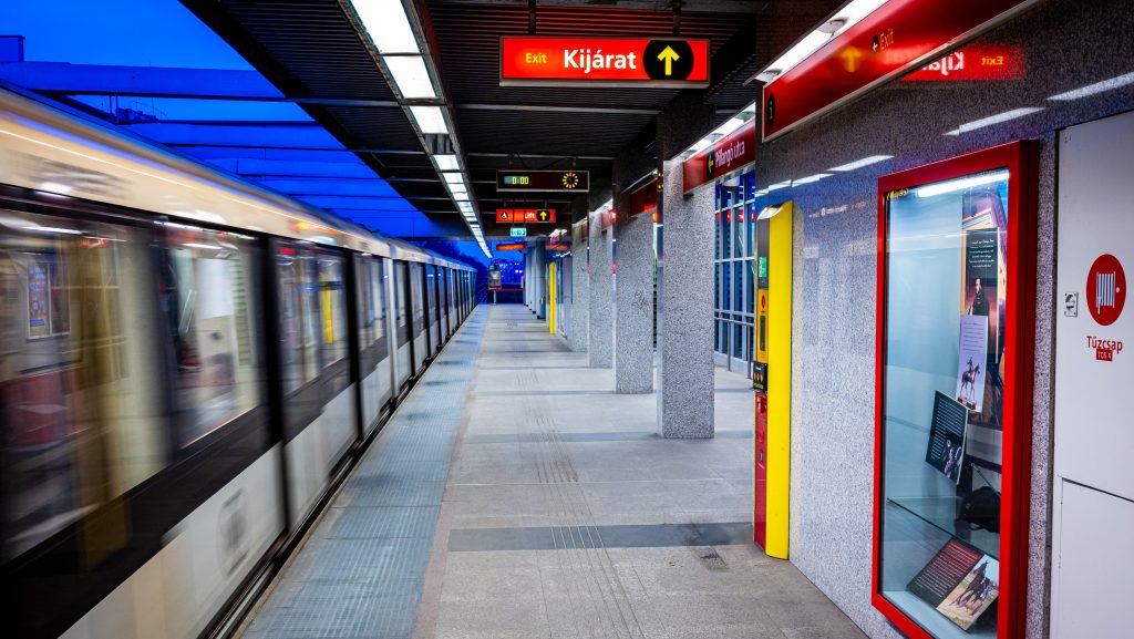 Gázolás miatt nem jár az M2-es metró | 24.hu
