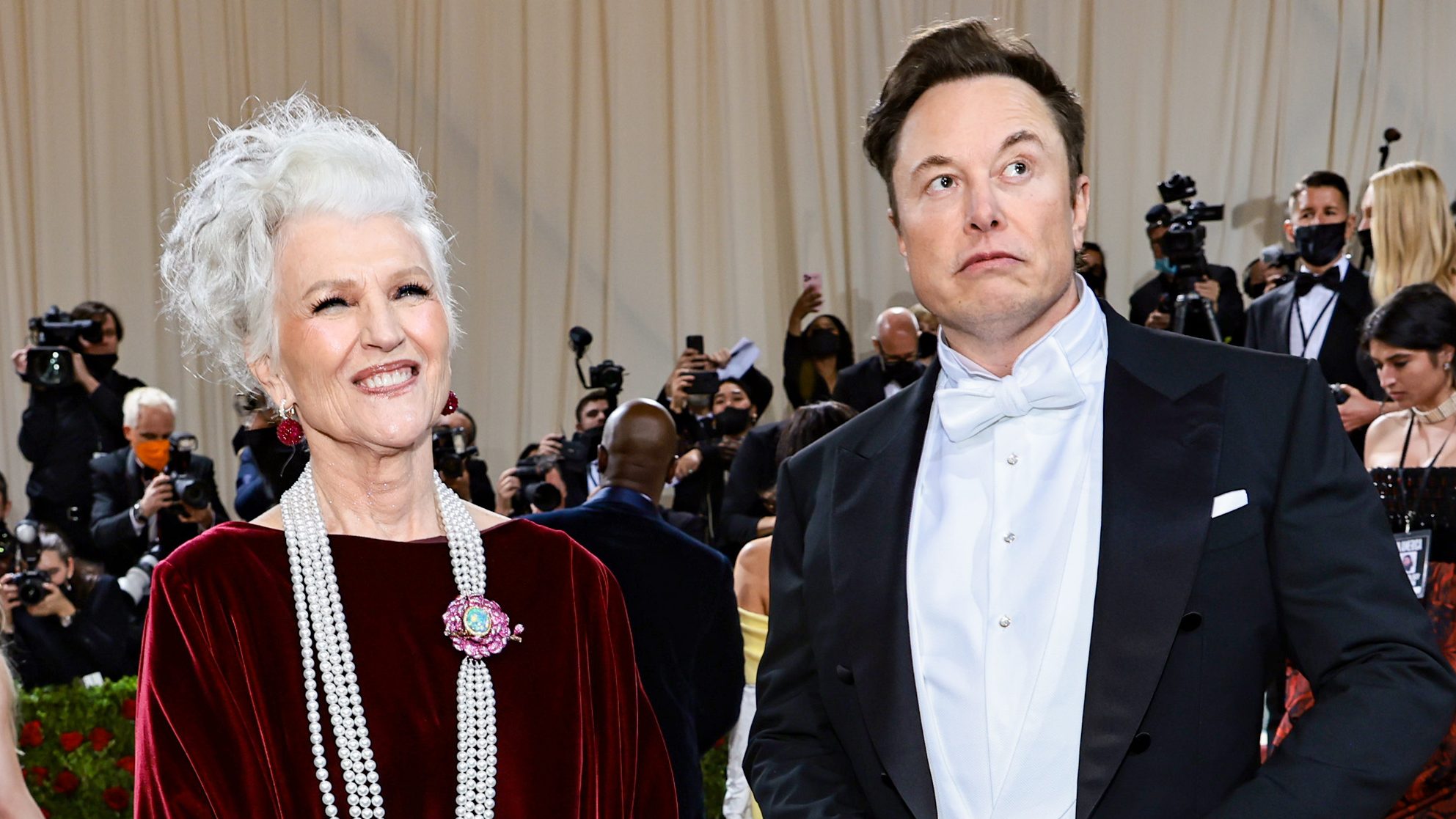 Elon Musk édesanyja a garázsban szokott aludni, amikor meglátogatja a ...