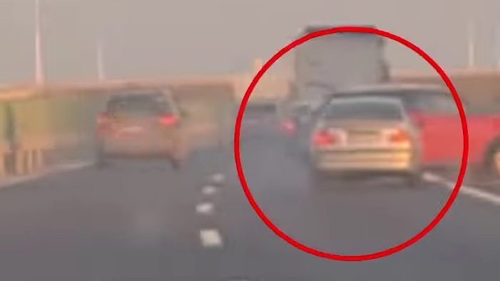 Videón, ahogy simán továbbhajt egy előtte haladó autót felborító nő az M1-esen | 24.hu