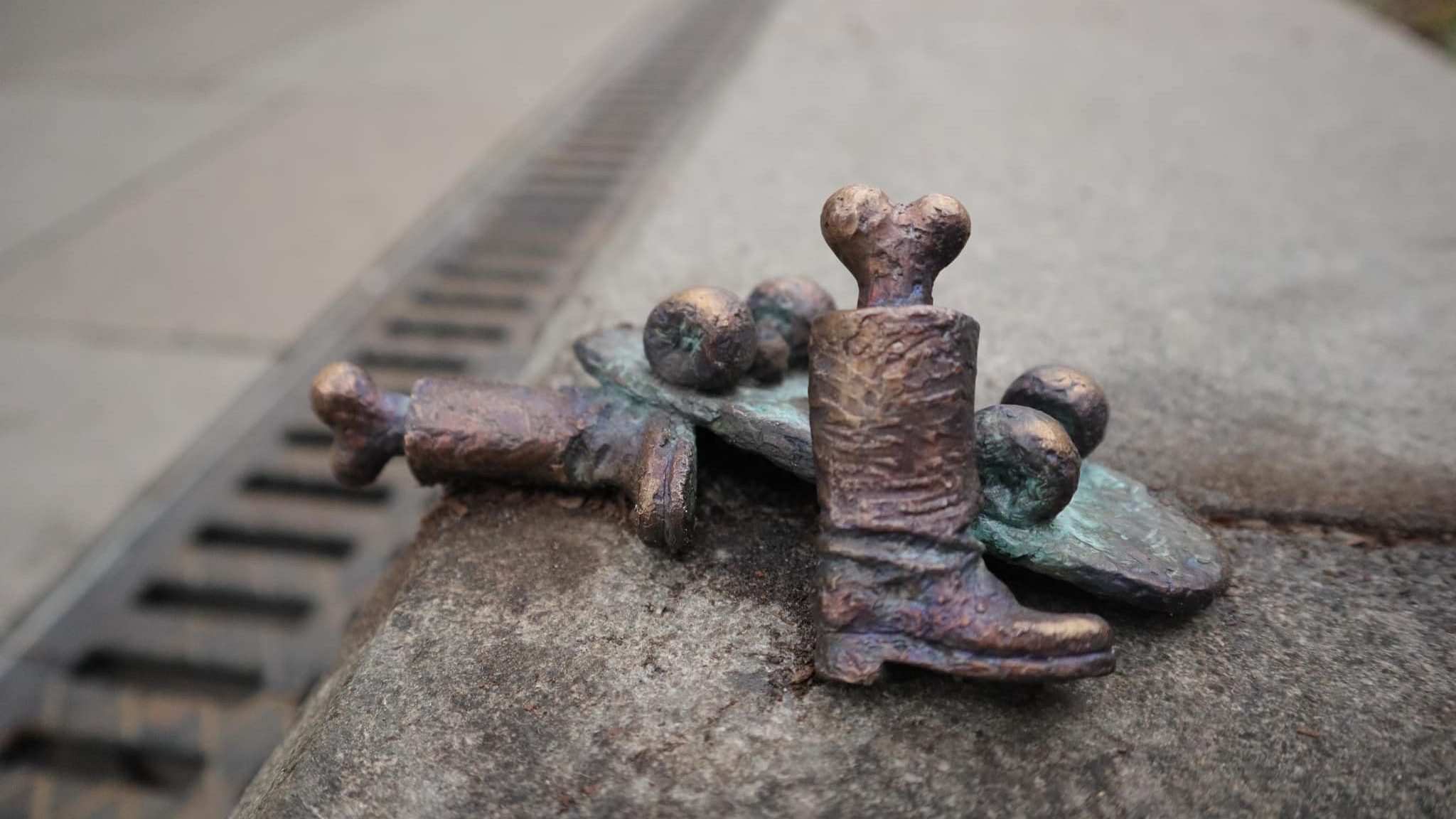 A Néprajzi Múzeumnál áll Kolodko legújabb miniszobra | 24.hu