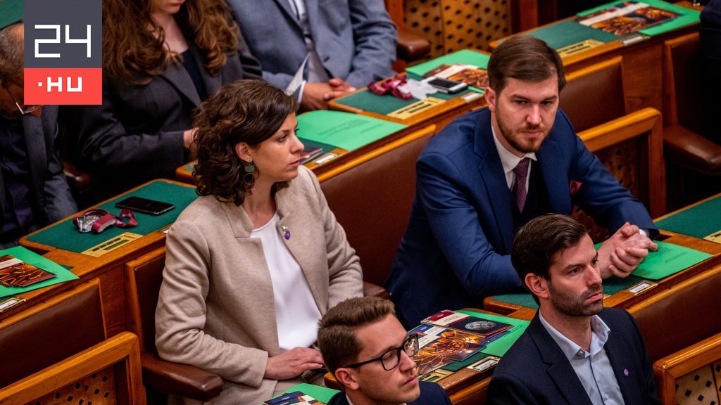 Rezsi-mentőcsomagot vitt az Országgyűlés elé a Momentum | 24.hu