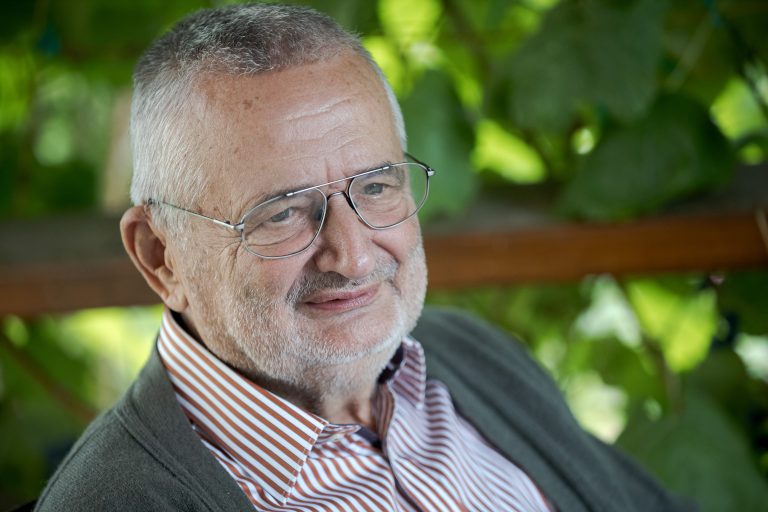 Csányi Vilmos: Enni kell. Inni kell. Szeretkezni kell. Közösség kell ...