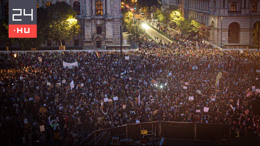 Kicsit már ijesztően tele van a Kossuth tér | 24.hu