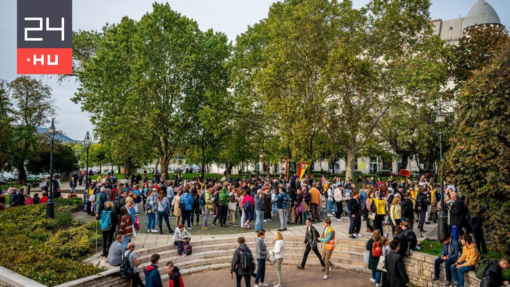 Pillanatok alatt megtelt a Jászai | 24.hu