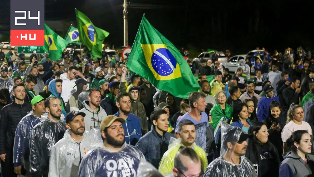 Brazilok tízezrei tüntetnek a katonai hatalomátvétel mellett | 24.hu