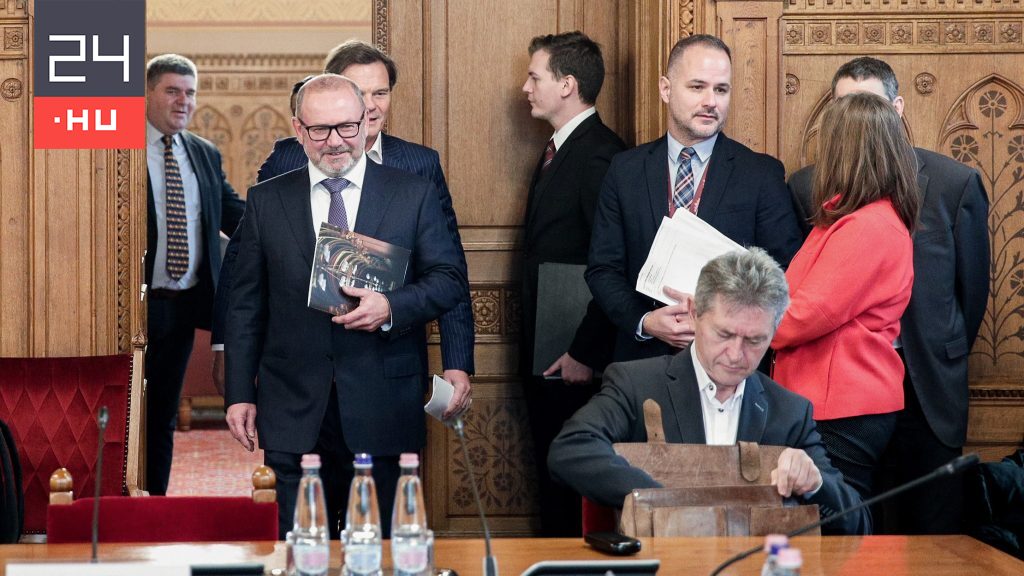 Lantos Csaba a Palkovics-minisztérium megmaradt államtitkáraival vonult ...