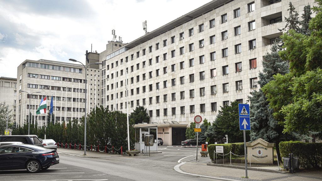 Felmentették a védelmi iparért és beszerzésekért felelős helyettes ...