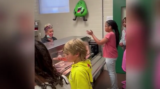 Megtanulták a diákok a jelnyelvet, hogy kommunikálni tudjanak a büfé ...