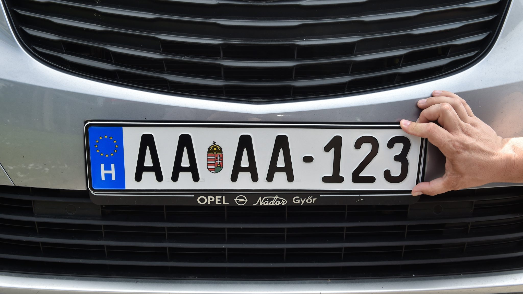 Már 130 ezer autón van címeres rendszám | 24.hu
