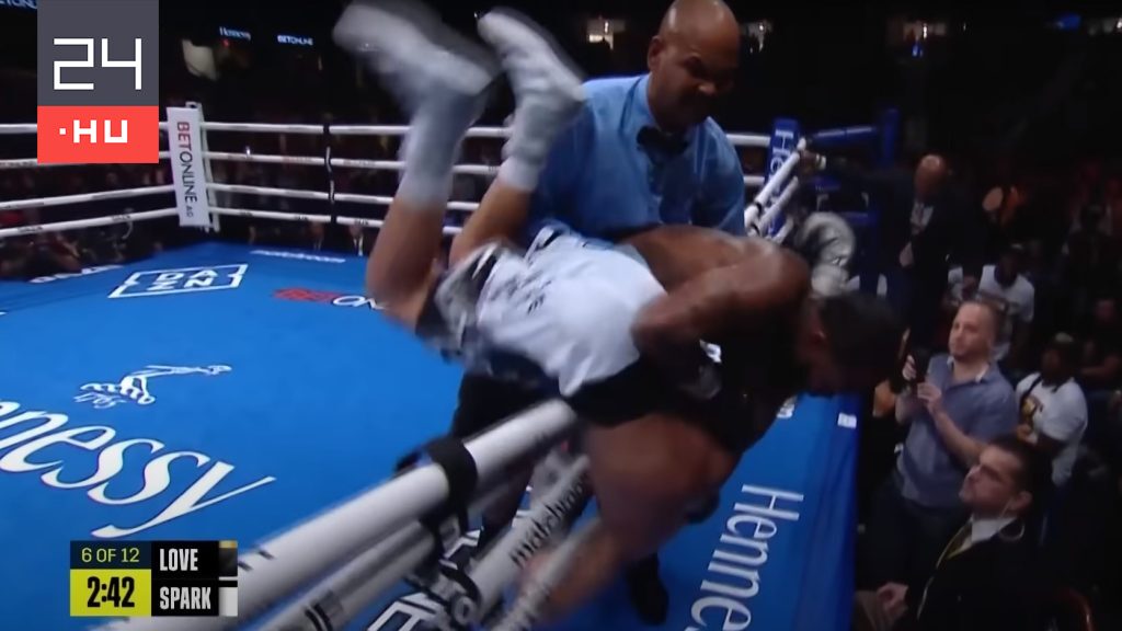Diszkvalifikálták a bokszolót, mert kidobta a ringből ellenfelét | 24.hu