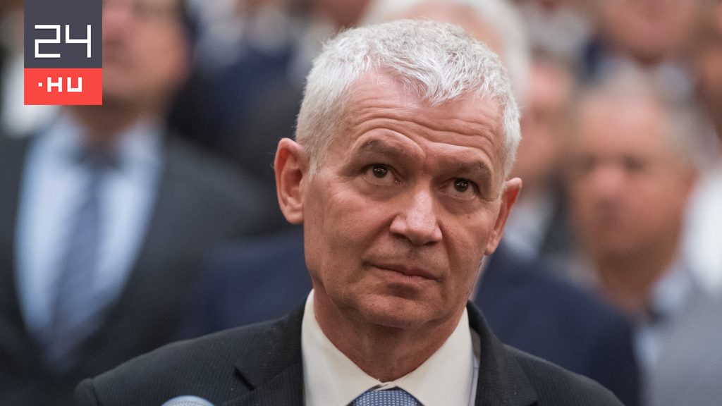 Polt Péter szolgálati autója a buszsávban parkolt | 24.hu