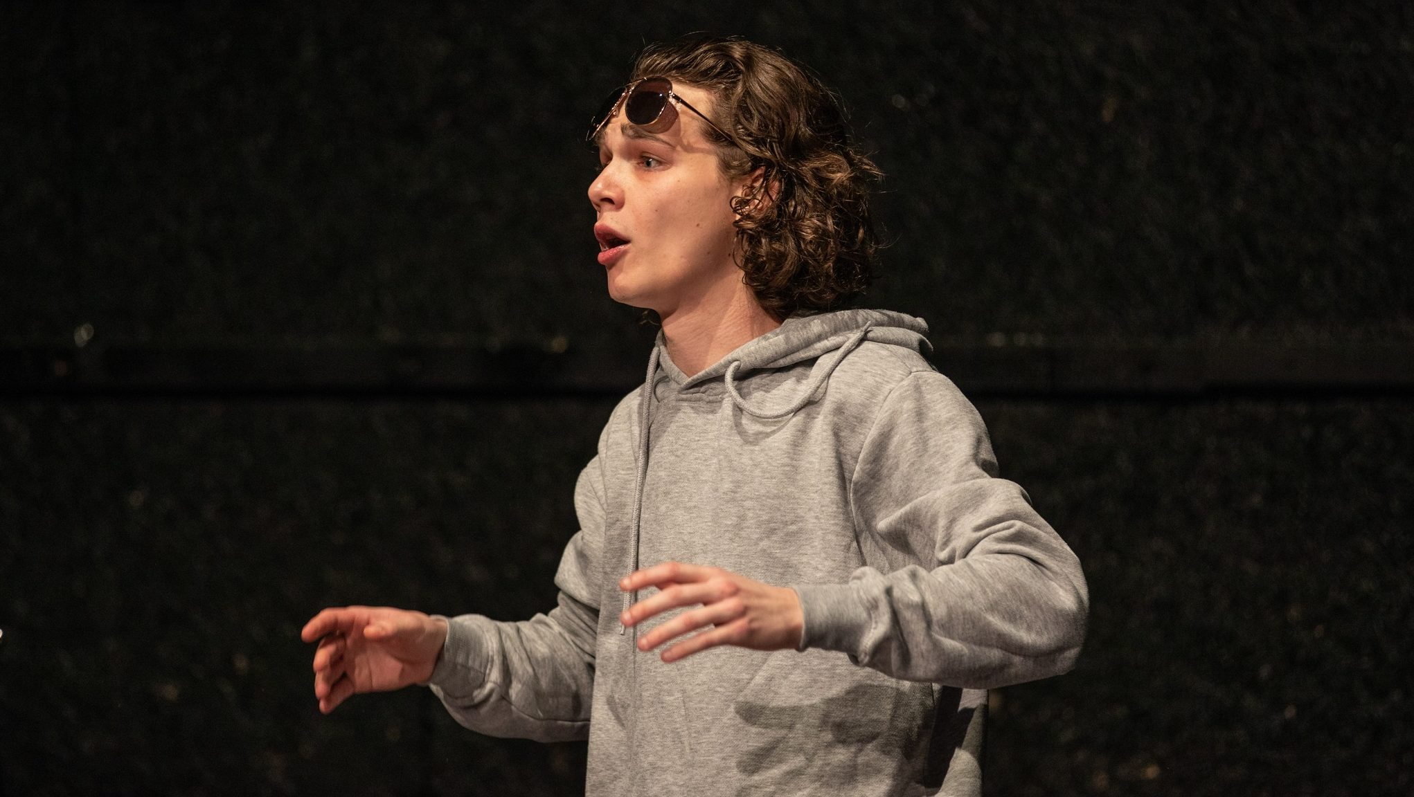 Előadás közben törte el a lábujját, de végigjátszotta a darabot az ...