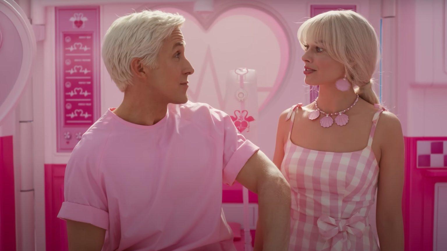 Itt a Barbie-film előzetese, amiben az öntudatra ébredt baba és ...
