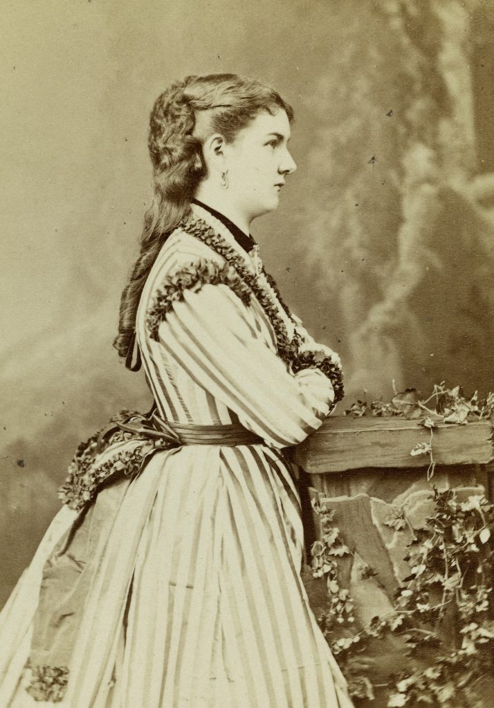 Könnyfakasztóan kínos szobrot kapott Lady Hamilton Balatongyörökön | 24.hu