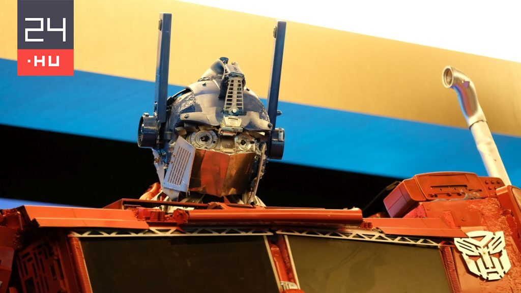 Hatalmas Transformers-szoborral várja a Paramount a filmsorozat új ...