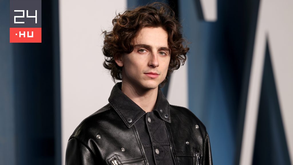 Forza Roma – üzente Timothée Chalamet a Puskás Aréna lelátójáról | 24.hu