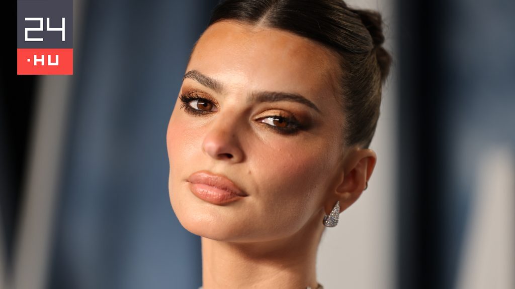 Emily Ratajkowski megint olyan ruhát vett fel, ami többet mutat, mint ...