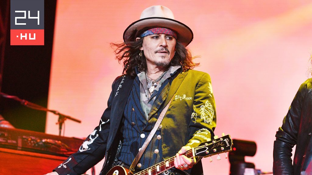 Bottal járva fotózták le Johnny Deppet budapesti koncertje előtt | 24.hu