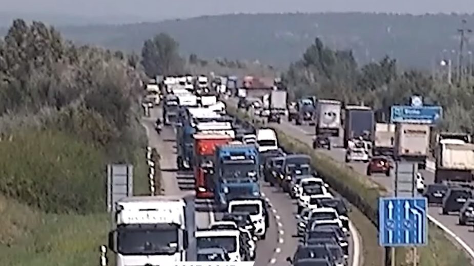 Valaki megállt az M1-esen a belső sávban, aztán kisétált onnan vécézni | 24.hu