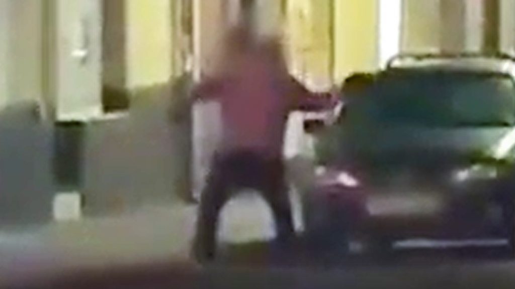 Dühös volt a petárdától súlyosan megsérült gyerek miatt, kővel dobálta ...