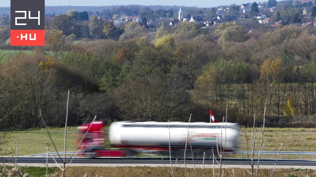 Vádat emeltek egy mongol kamionsofőr ellen, aki késsel fenyegette ...