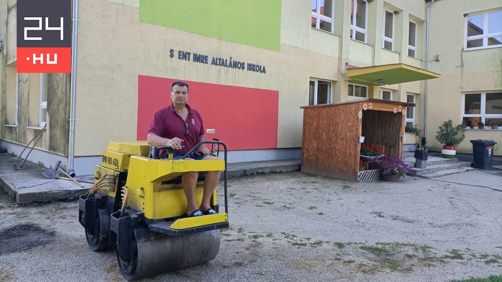 Vígh László fideszes képviselő papucsban, egy úthengeren ülve jelent ...