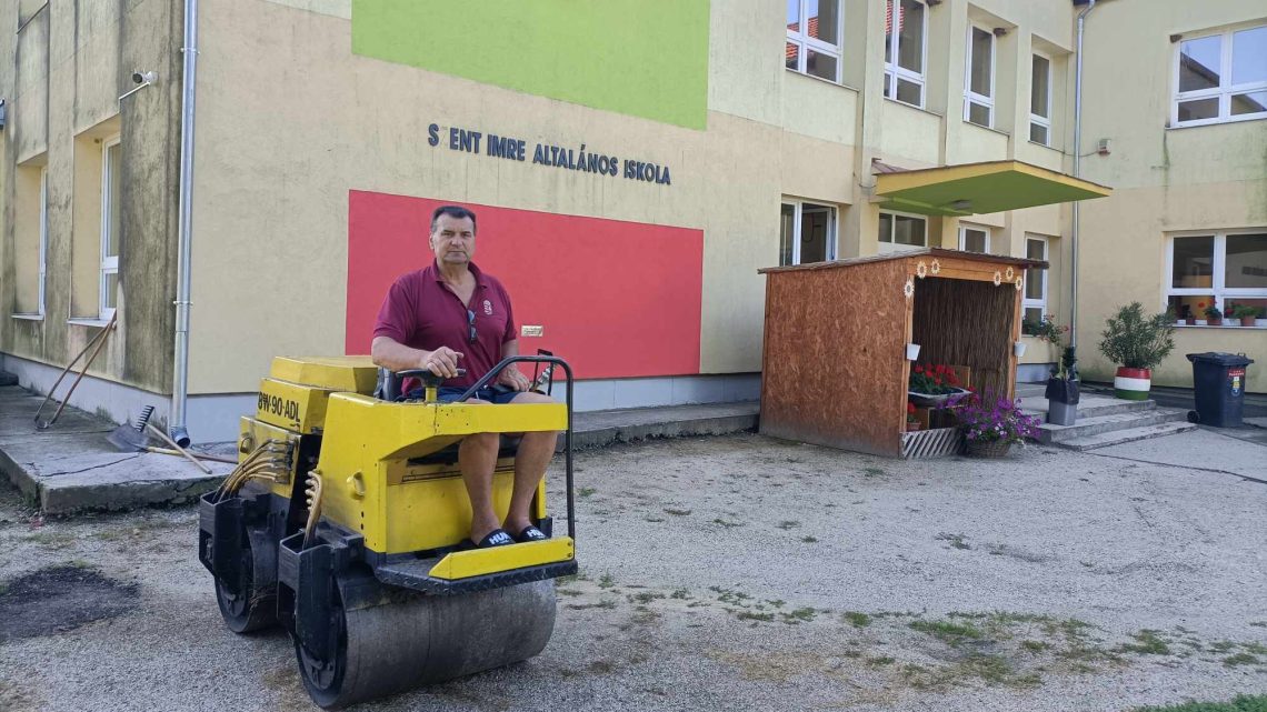 Vígh László fideszes képviselő papucsban, egy úthengeren ülve jelent ...