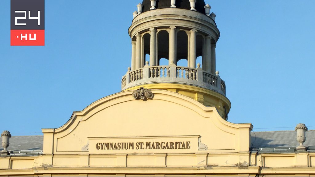 Luxusautók állnak a Szent Margit Gimnázium udvarán | 24.hu