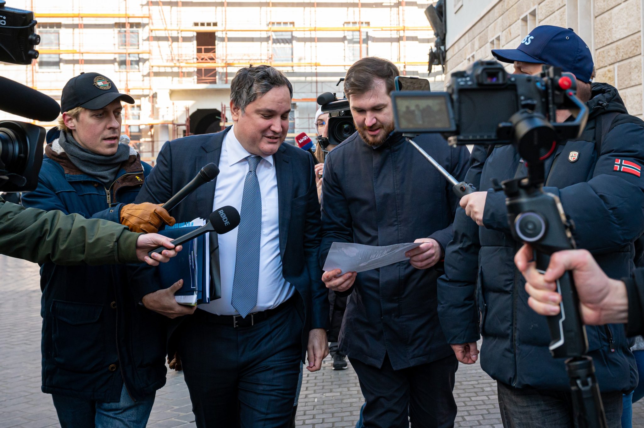 Gyanúsan közel maradt a közpénzzel kitömött volt ügyvédi irodájához ...