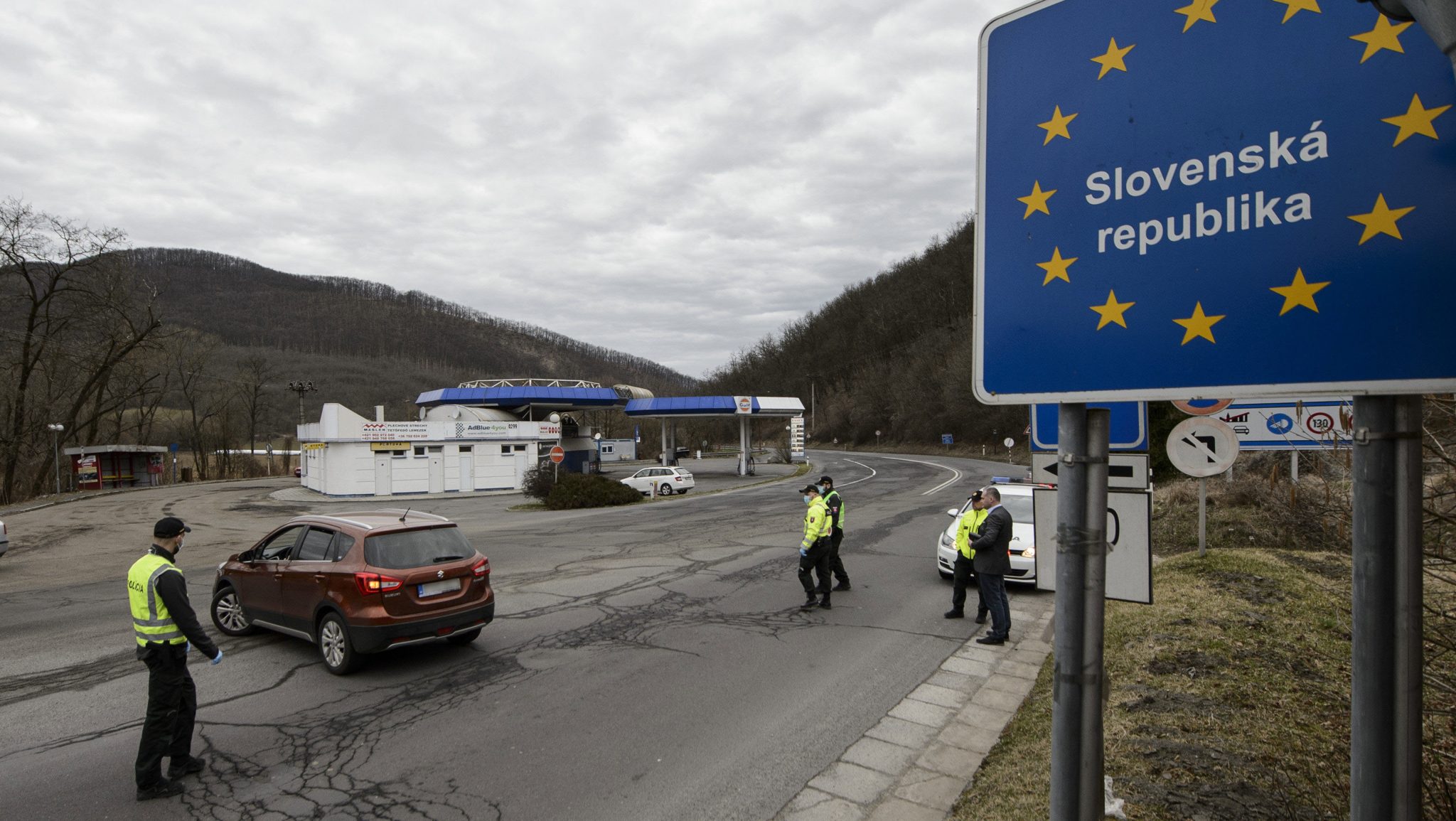 Szlovákia ideiglenesen visszaállítja a határellenőrzéseket a magyar ...