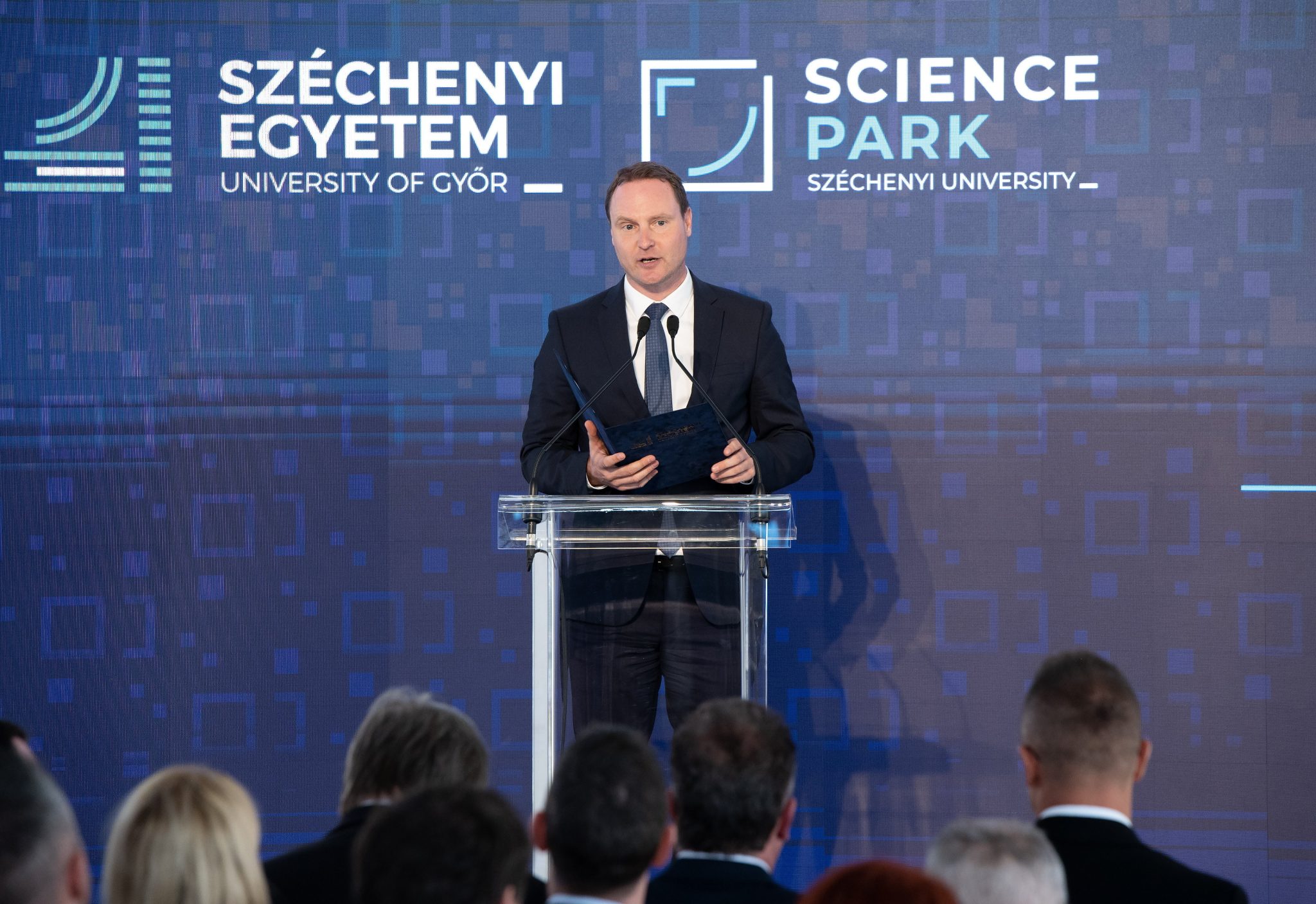 Felállt a miniszteri székből, majd tető alá hozta a tökéletes NER ...