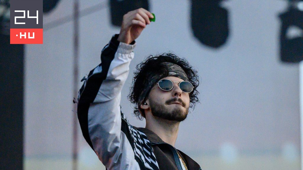 Azahriah nemcsak a főcímdalt énekli, de szerepel is a Valami Amerika ...