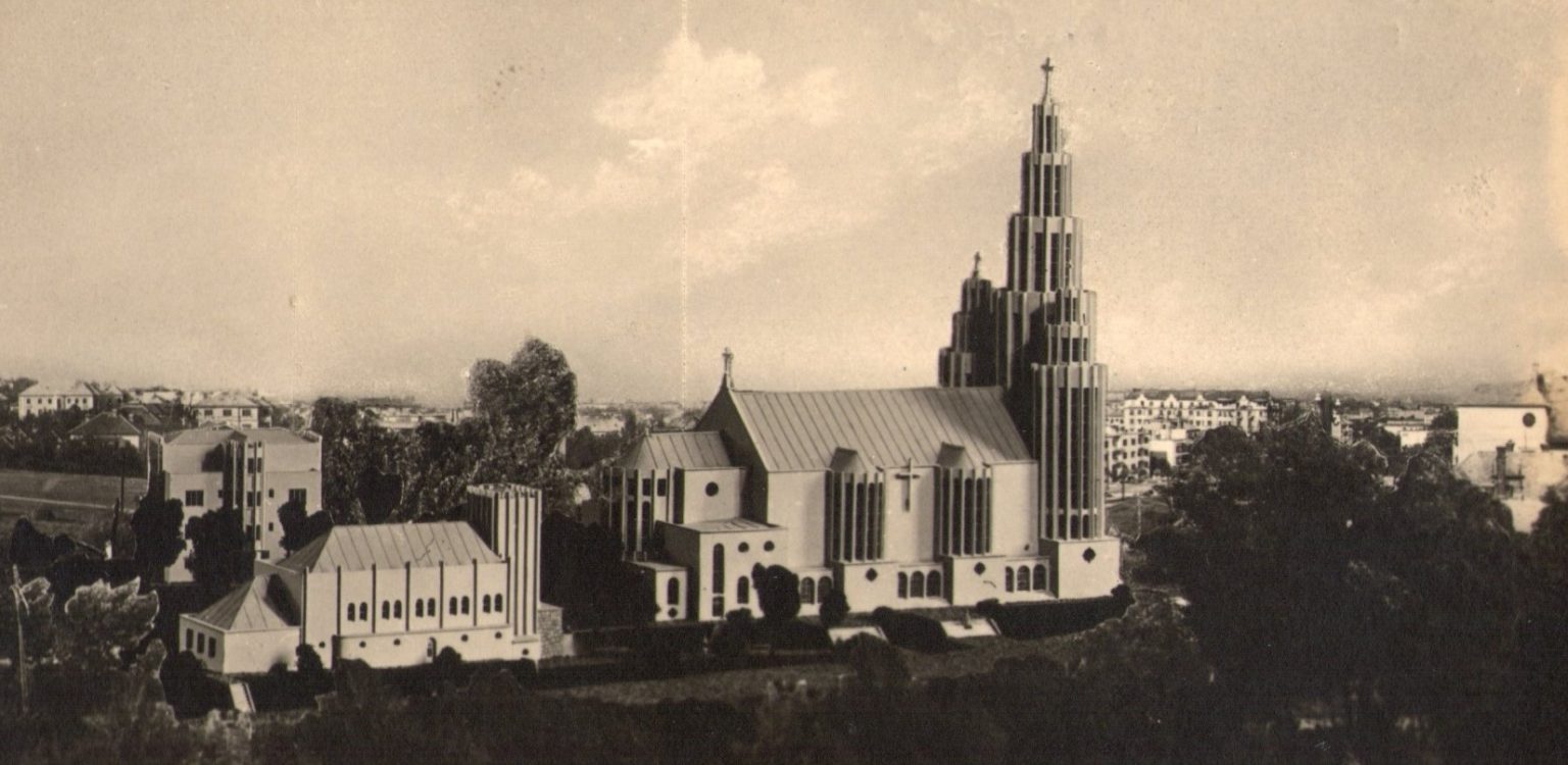 Előbb a legszebb magyar modern templomot, majd Makovecz katedrálisát ...