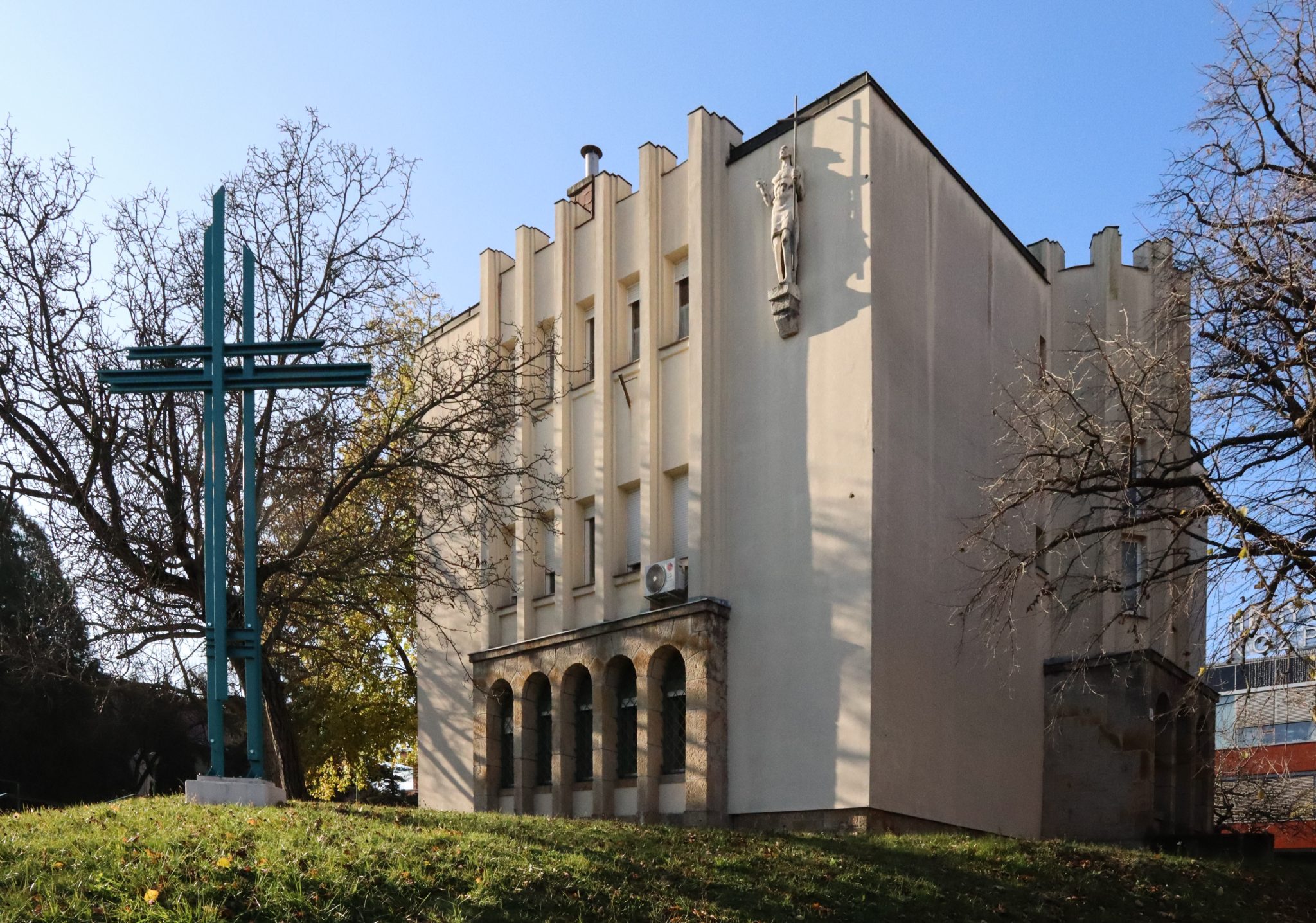 Előbb a legszebb magyar modern templomot, majd Makovecz katedrálisát ...