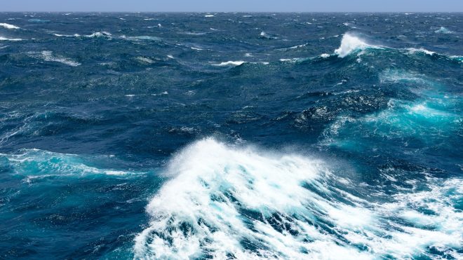 Hatalmas tenger alatti hegyre bukkantak | 24.hu