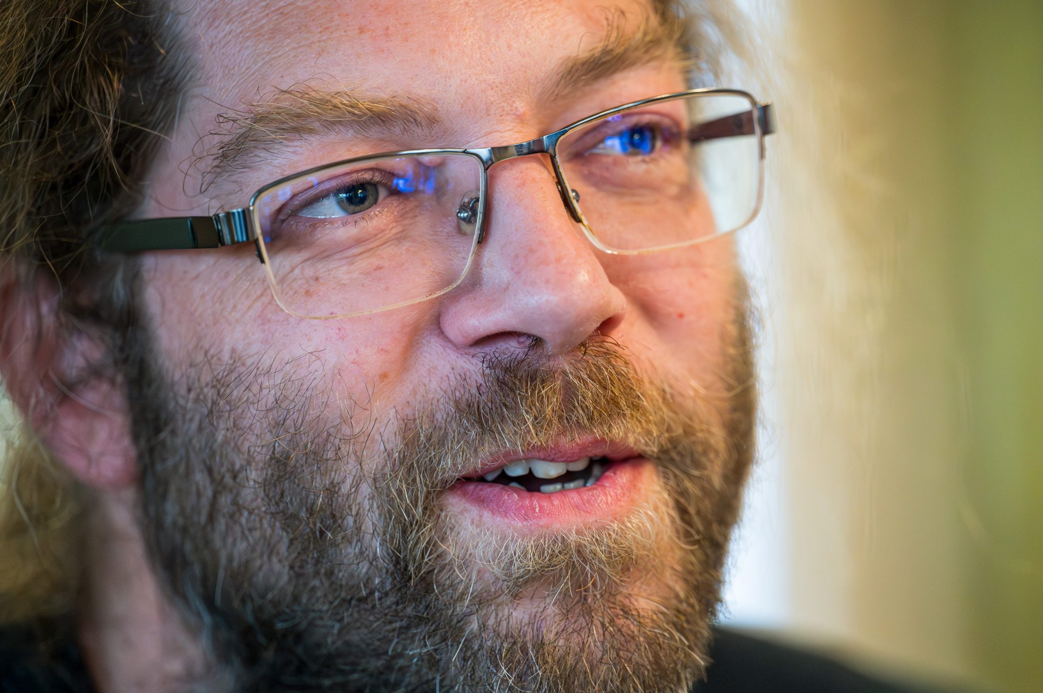 Varró Dániel: Azt szeretem, ha a vers okosabb, mint a költő, ami az én ...