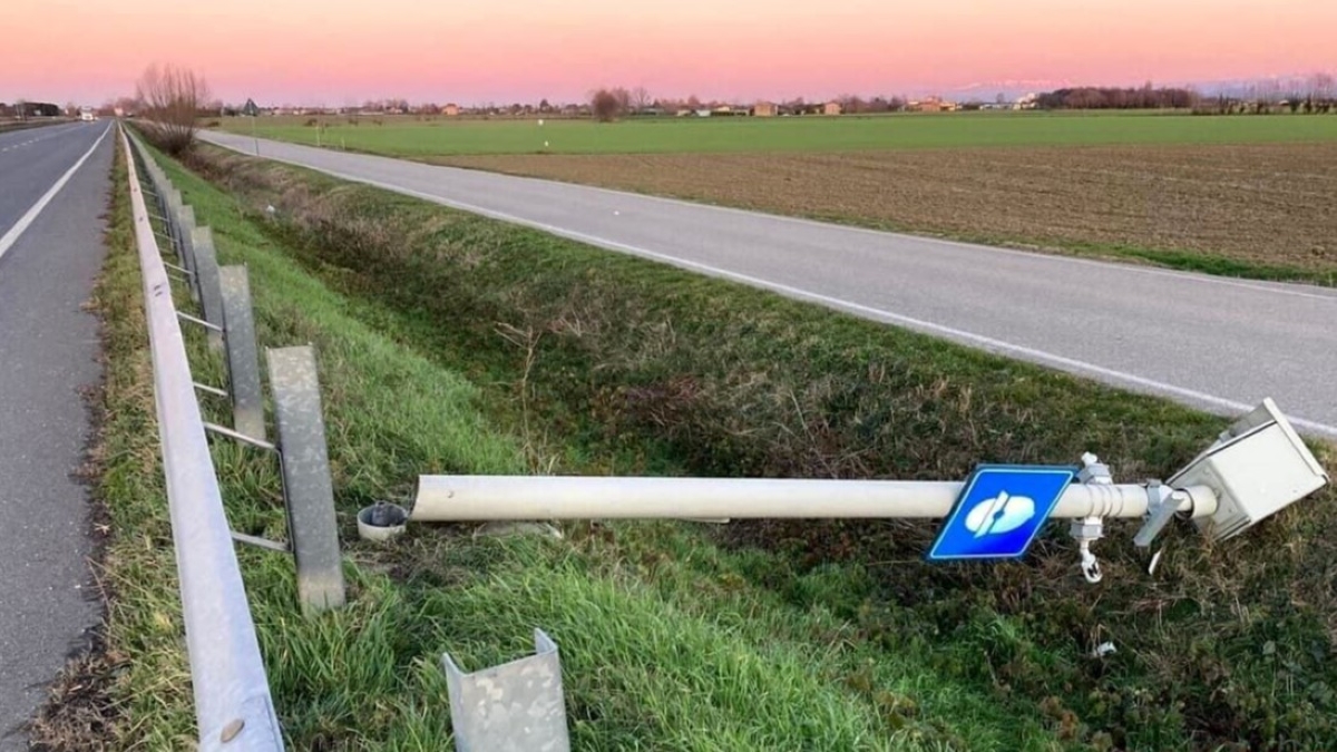 Egy rejtélyes alak sorra dönti ki sebességmérőkamerák oszlopait ...