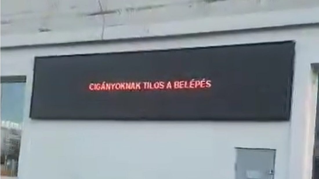 "Cigányoknak tilos a belépés" – jelent meg az üzenet a kecskeméti italdiszkont LED-paneljén | 24.hu