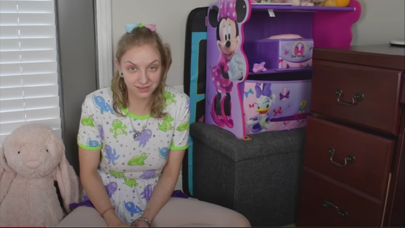 Abból él, hogy csecsemőként létezik, kiságyban alszik, rengeteget költ ...