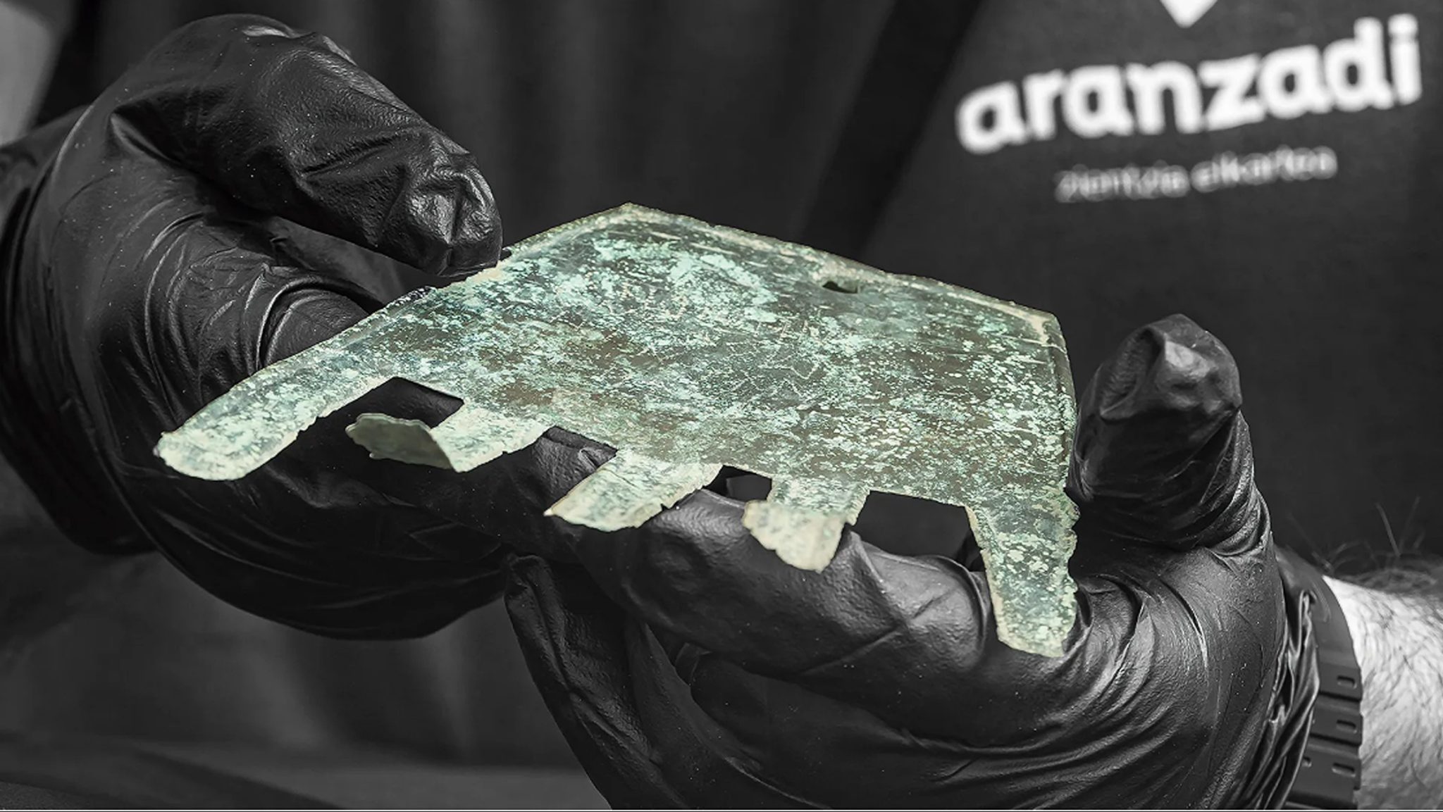 Rejtélyes, ősi nyelv díszelgett egy kéz alakú amuletten | 24.hu