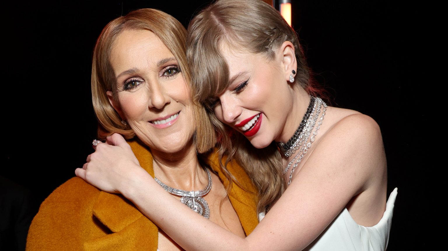 Céline Dion adta át Taylor Swiftnek az év albumáért járó Grammy-díjat ...