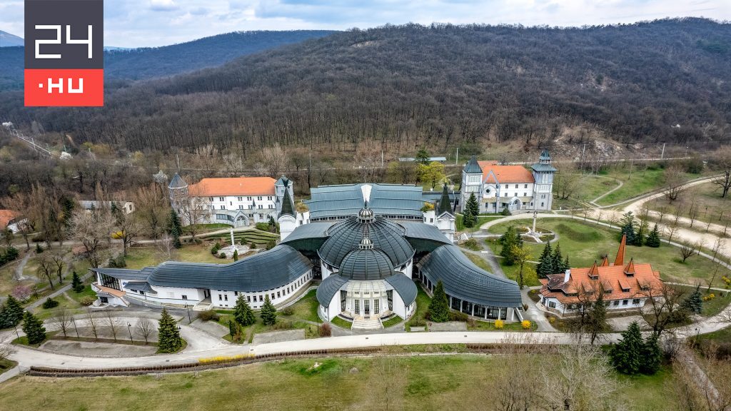 Így néz ki most a Pázmány Péter Katolikus Egyetem egykori piliscsabai Makovecz-kampusza | 24.hu