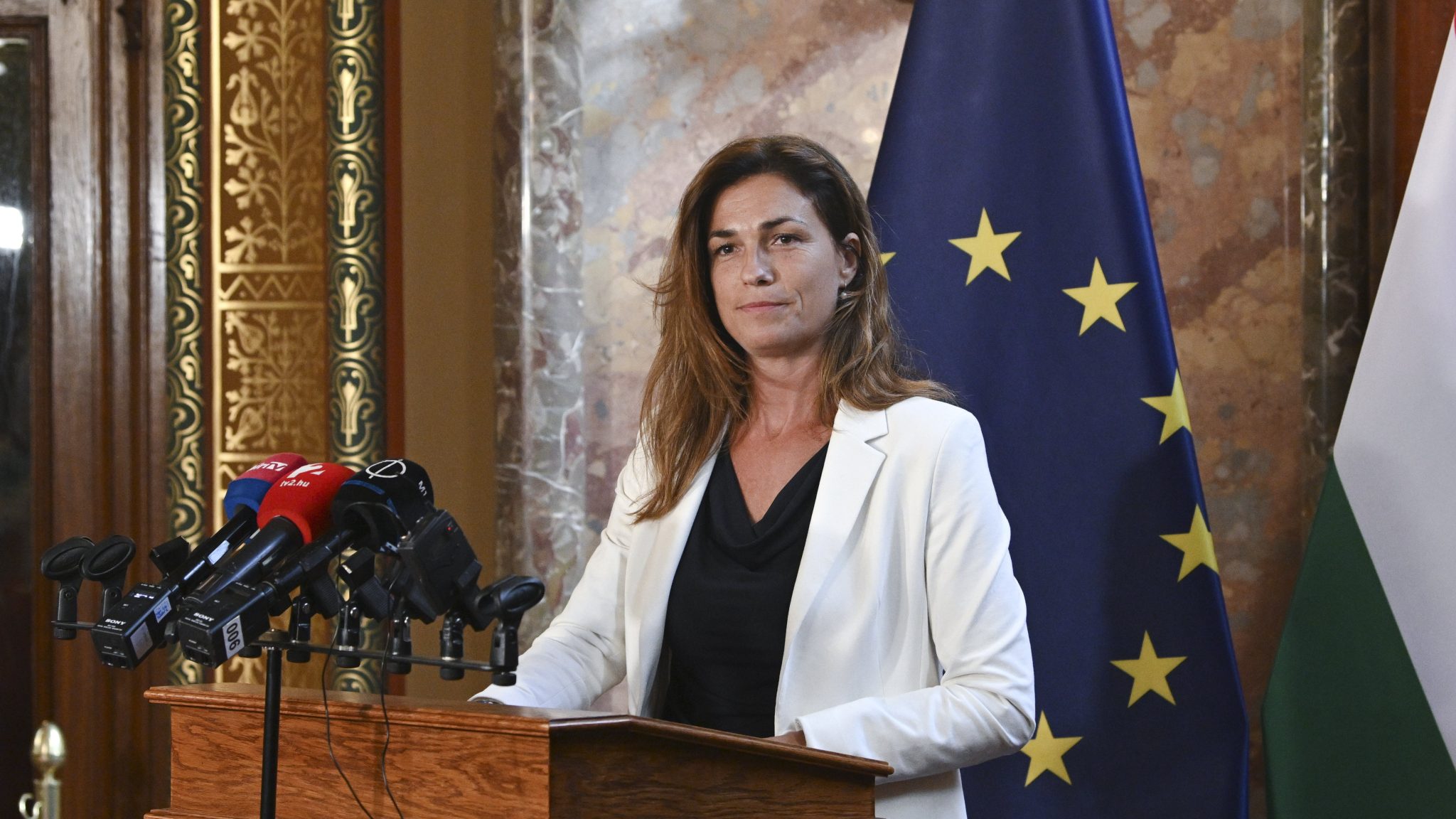 Varga Juditot egy belvárosi hotel bárjában fotózták le az ÁSZ elnökével ...