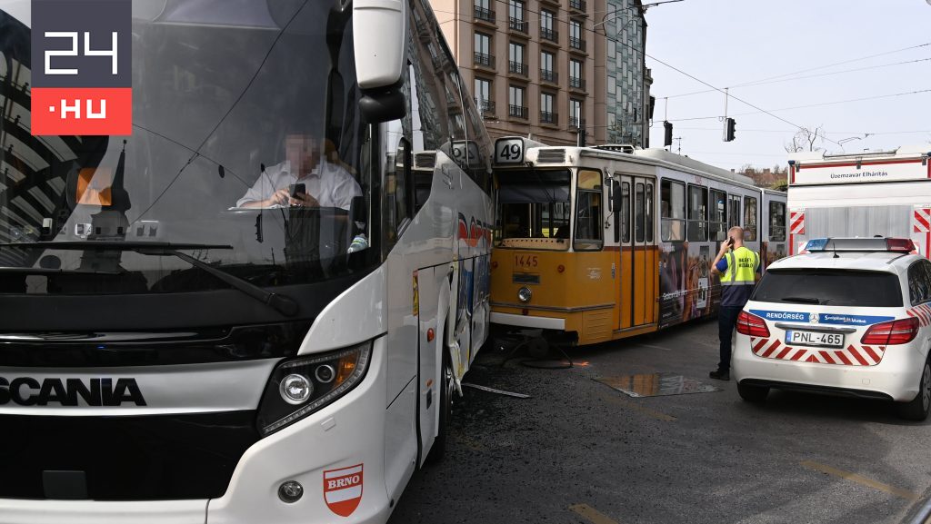 Turistabusszal ütközött egy villamos Budapesten | 24.hu