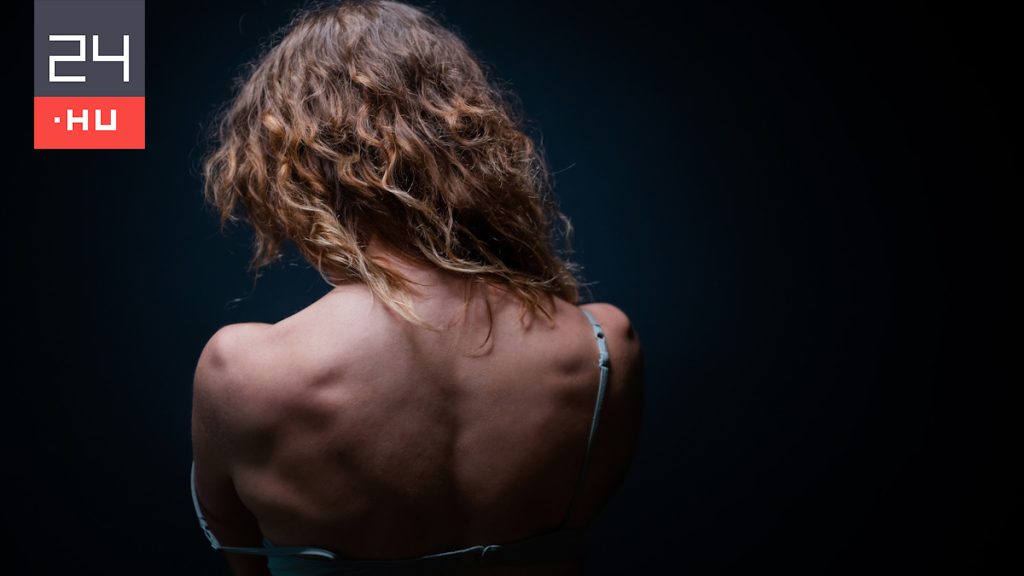 Az állásába került az 50 éves tanárnőnek, hogy kiderült: vetkőzős ...