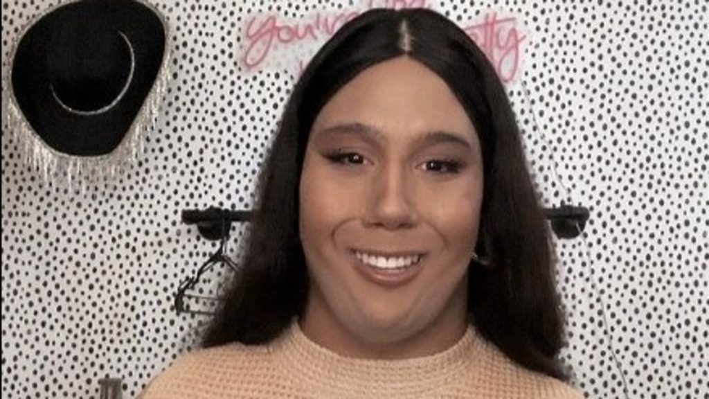 Milliók rajonganak a kezek és lábak nélkül élő influenszer sminkjeiért ...