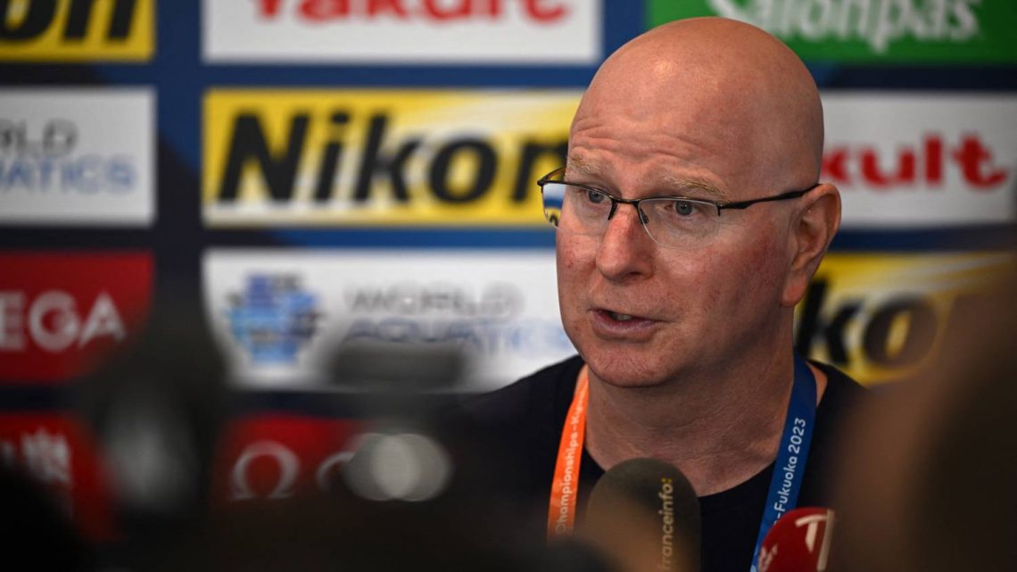 Miután csapata megnyerte az egyetemi úszóbajnokságot, távozik Kós ...