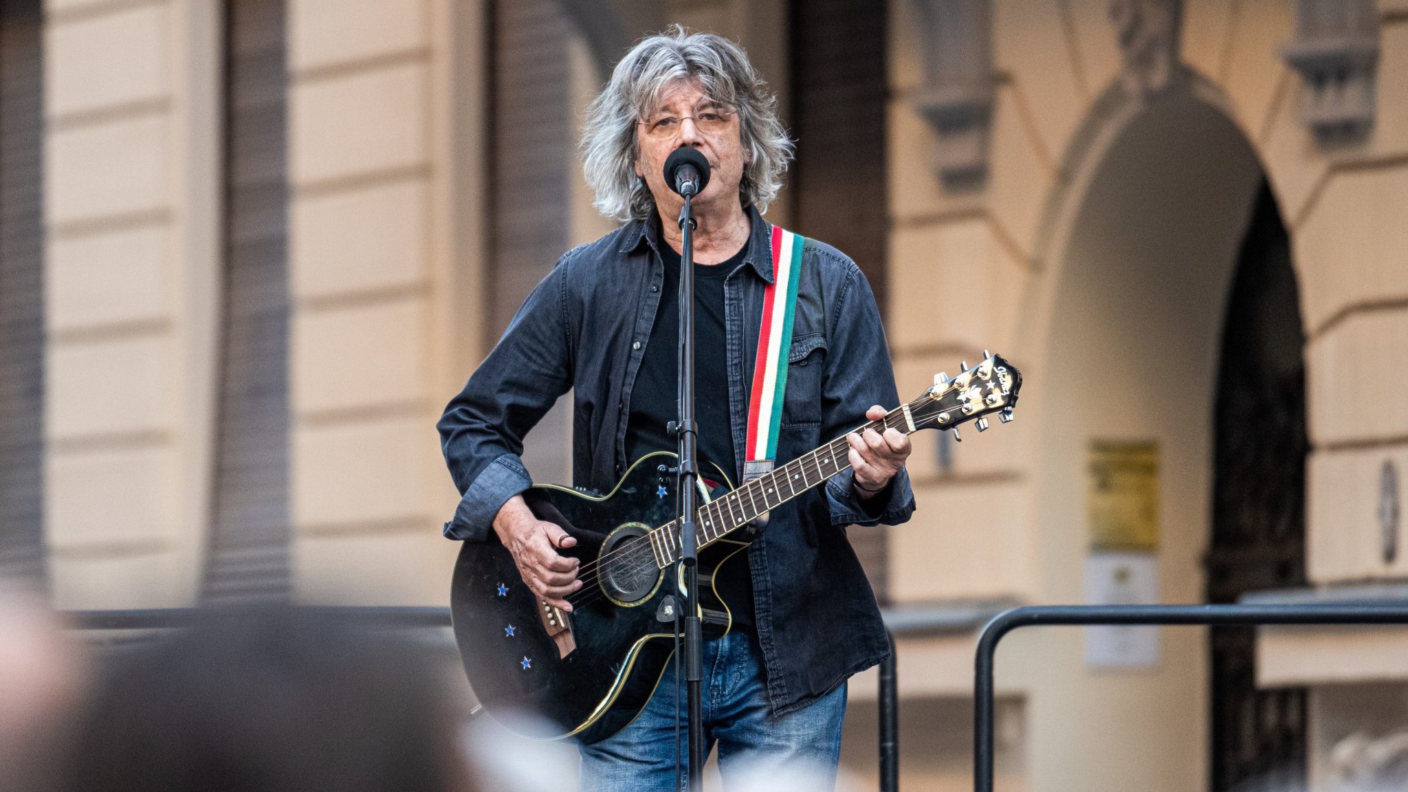 A Megafonról és a propagandáról énekel új dalában Bródy János | 24.hu